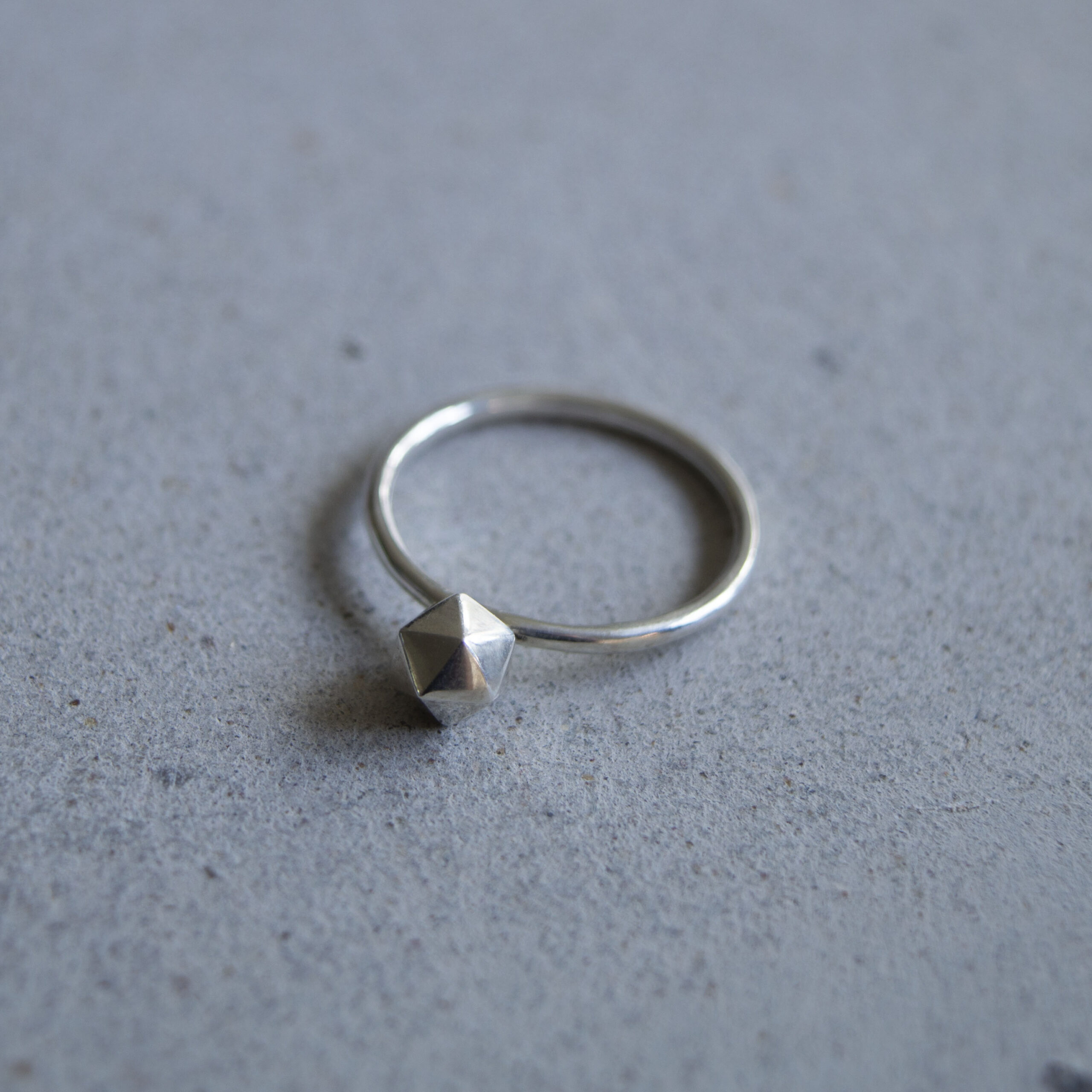 GEOM Mini Ring - Hammered - Silver - Daen Juweelontwerp
